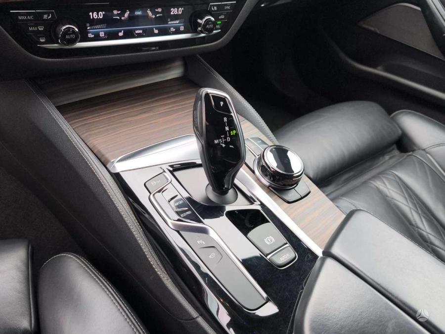Black BMW 540 2017 in Vilnius, with an engine capacity of 3.00 L and mileage of 332 thousand km for 18999 €, photo 18 on AUTOMOTO.COM.LV