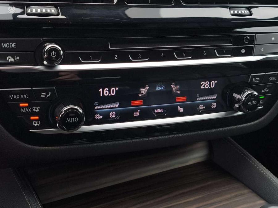 Black BMW 540 2017 in Vilnius, with an engine capacity of 3.00 L and mileage of 332 thousand km for 18999 €, photo 19 on AUTOMOTO.COM.LV
