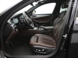 Black BMW 540 2018 in Vilnius, with an engine capacity of 3.00 L and mileage of 242 thousand km for 22699 €, photo 5 on AUTOMOTO.COM.LV