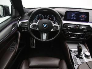 Black BMW 540 2018 in Vilnius, with an engine capacity of 3.00 L and mileage of 242 thousand km for 22699 €, photo 18 on AUTOMOTO.COM.LV