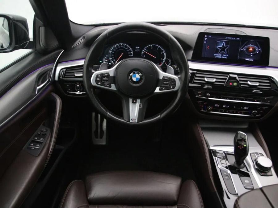 Black BMW 540 2018 in Vilnius, with an engine capacity of 3.00 L and mileage of 242 thousand km for 22699 €, photo 18 on AUTOMOTO.COM.LV