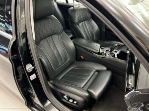 Black BMW 540 2018 in Vilnius, with an engine capacity of 3.00 L and mileage of 309 thousand km for 19100 €, photo 9 on AUTOMOTO.COM.LV