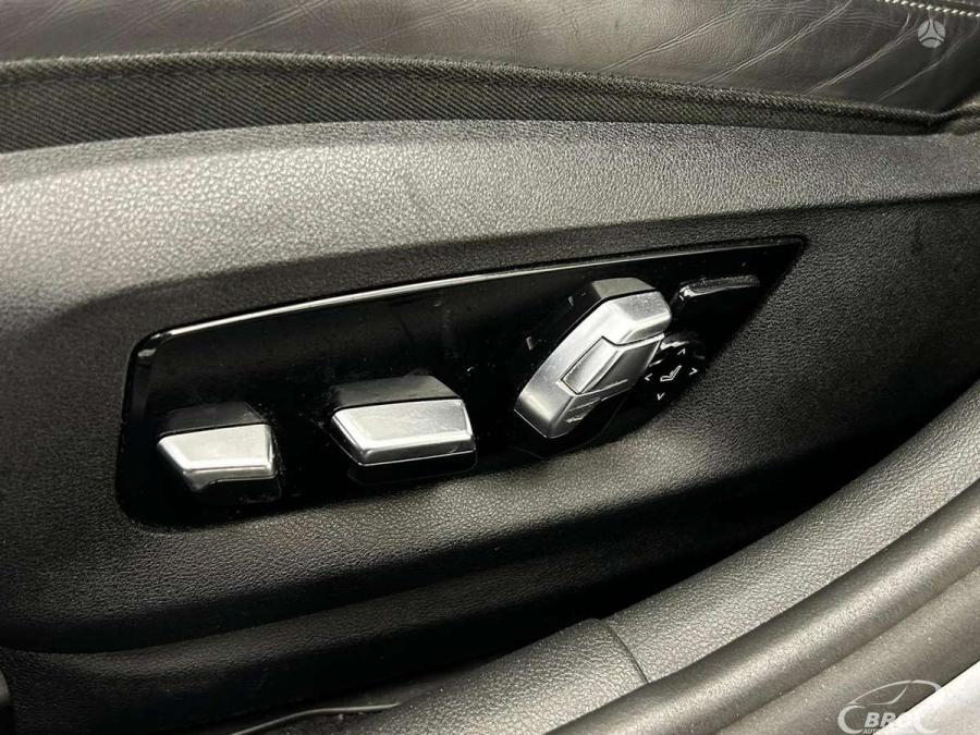 Black BMW 540 2018 in Vilnius, with an engine capacity of 3.00 L and mileage of 309 thousand km for 19100 €, photo 20 on AUTOMOTO.COM.LV