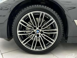 Black BMW 540 2018 in Vilnius, with an engine capacity of 3.00 L and mileage of 309 thousand km for 19100 €, photo 31 on AUTOMOTO.COM.LV