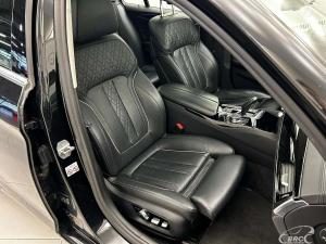Black BMW 540 2018 in Vilnius, with an engine capacity of 3.00 L and mileage of 309 thousand km for 18500 €, photo 9 on AUTOMOTO.COM.LV