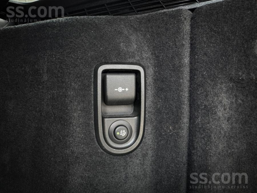 Black BMW 540 2023 in Riga, with an engine capacity of 3.00 L and mileage of 169 thousand km for 31000 €, photo 22 on AUTOMOTO.COM.LV