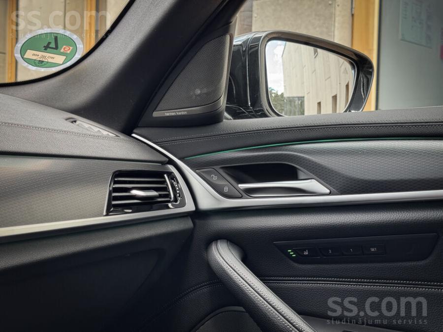 Black BMW 540 2023 in Riga, with an engine capacity of 3.00 L and mileage of 169 thousand km for 31000 €, photo 26 on AUTOMOTO.COM.LV