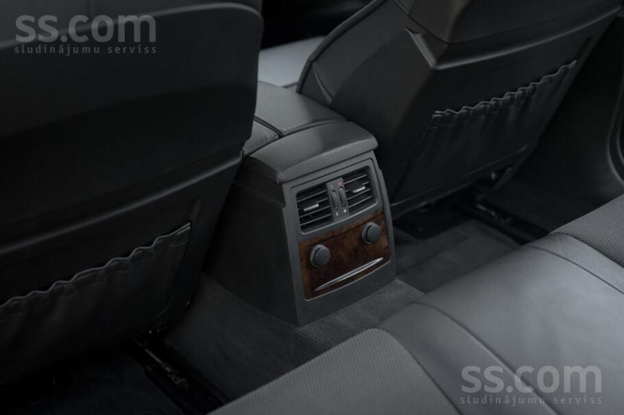 Blue BMW 540 2009 in Talsi, with an engine capacity of 4.00 L and mileage of 271 thousand km for 7950 €, photo 29 on AUTOMOTO.COM.LV