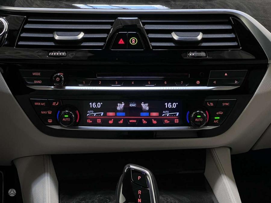 Blue BMW 540 2018 in Vilnius, with an engine capacity of 3.00 L and mileage of 122 thousand km for 29900 €, photo 24 on AUTOMOTO.COM.LV