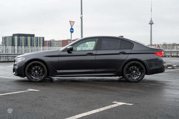 Blue BMW 540 2018 in Vilnius, with an engine capacity of 3.00 L and mileage of 140 thousand km for 25500 €, photo 6 on AUTOMOTO.COM.LV
