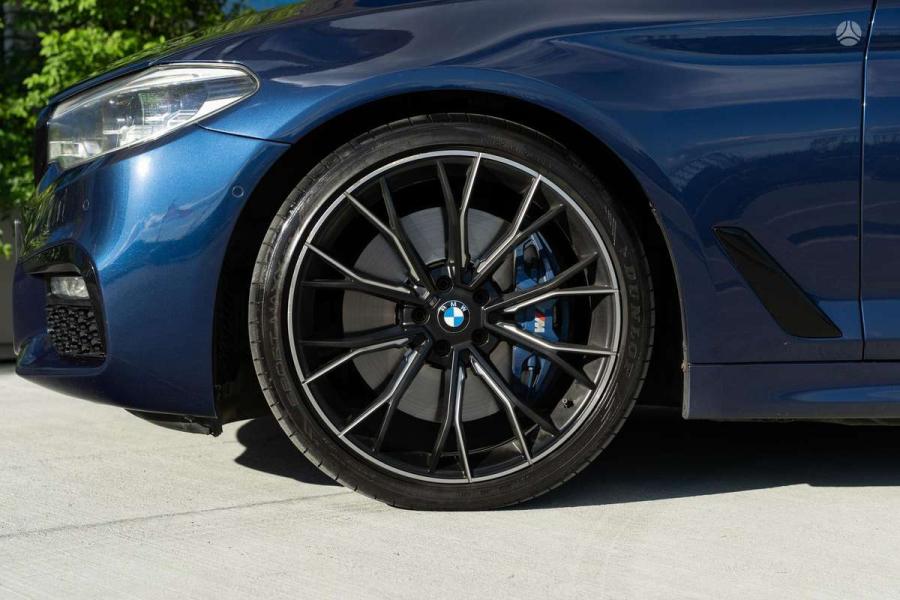 Blue BMW 540 2018 in Vilnius, with an engine capacity of 3.00 L and mileage of 155 thousand km for 31750 €, photo 6 on AUTOMOTO.COM.LV