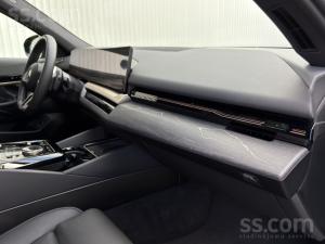 Grey BMW 540 2025 in Riga, with an engine capacity of 3.00 L and mileage of 73 thousand km for 72900 €, photo 14 on AUTOMOTO.COM.LV