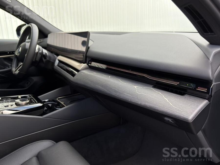 Grey BMW 540 2025 in Riga, with an engine capacity of 3.00 L and mileage of 73 thousand km for 72900 €, photo 14 on AUTOMOTO.COM.LV