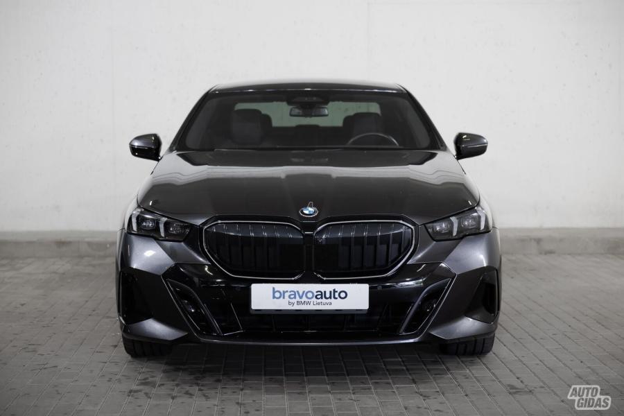 Grey BMW 540 2025 in Vilnius, with an engine capacity of 3.00 L and mileage of 64 thousand km for 65771 €, photo 3 on AUTOMOTO.COM.LV