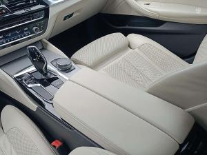 Grey BMW 540 2018 in Vilnius, with an engine capacity of 2.99 L and mileage of 63 thousand km for 23900 €, photo 27 on AUTOMOTO.COM.LV