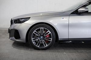 Pelēks BMW 540 2025 Viļņa, ar dzinēja tilpumu 3.00 L un nobraukumu 65 tūkst. km par 61991 €, foto 8 vietnē AUTOMOTO.COM.LV