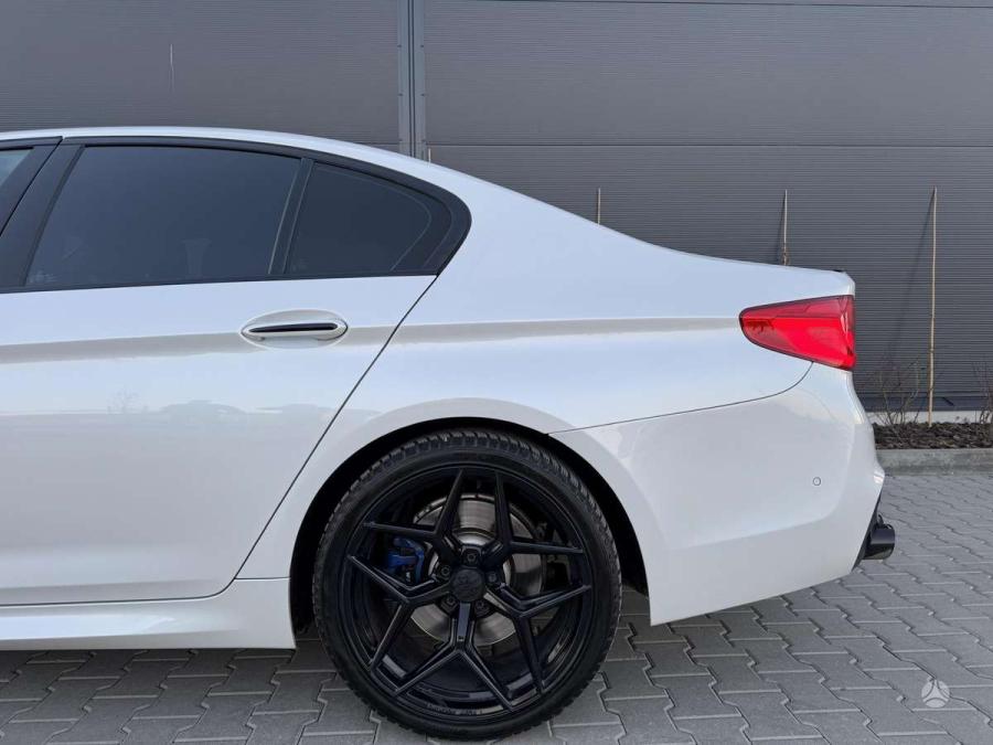 White BMW 540 2017 in Vilnius, with an engine capacity of 3.00 L and mileage of 99 thousand km for 28500 €, photo 4 on AUTOMOTO.COM.LV
