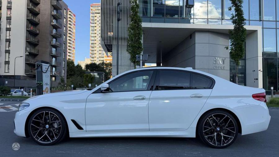 White BMW 540 2017 in Vilnius, with an engine capacity of 3.00 L and mileage of 140 thousand km for 25500 €, photo 9 on AUTOMOTO.COM.LV