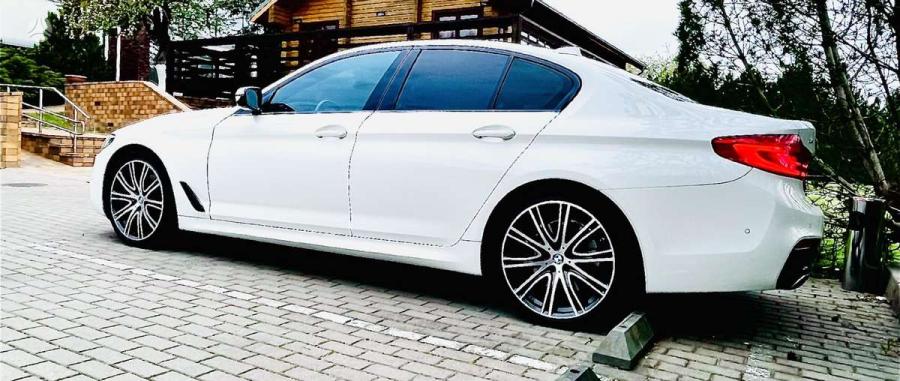 White BMW 540 2020 in Siauliai, with an engine capacity of 3.00 L and mileage of 135 thousand km for 27600 €, photo 6 on AUTOMOTO.COM.LV