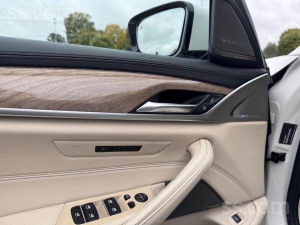 White BMW 540 2017 in Riga, with an engine capacity of 3.00 L and mileage of 0 thousand km for 21950 €, photo 8 on AUTOMOTO.COM.LV