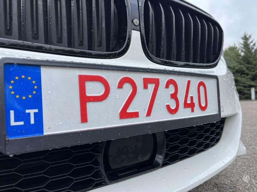 White BMW 540 2018 in Alytus, with an engine capacity of 3.00 L and mileage of 290 thousand km for 18950 €, photo 15 on AUTOMOTO.COM.LV