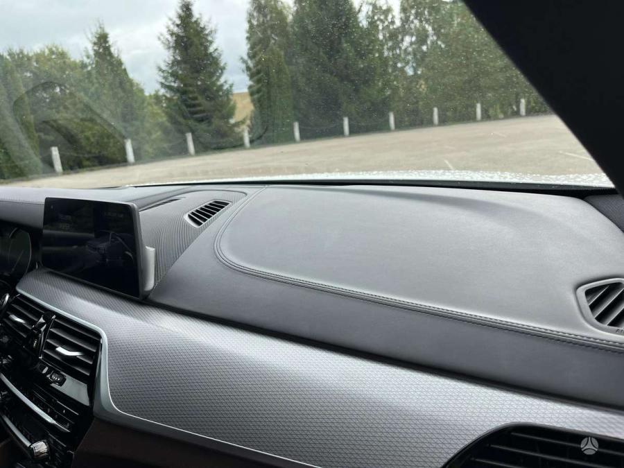 White BMW 540 2018 in Alytus, with an engine capacity of 3.00 L and mileage of 290 thousand km for 18950 €, photo 35 on AUTOMOTO.COM.LV