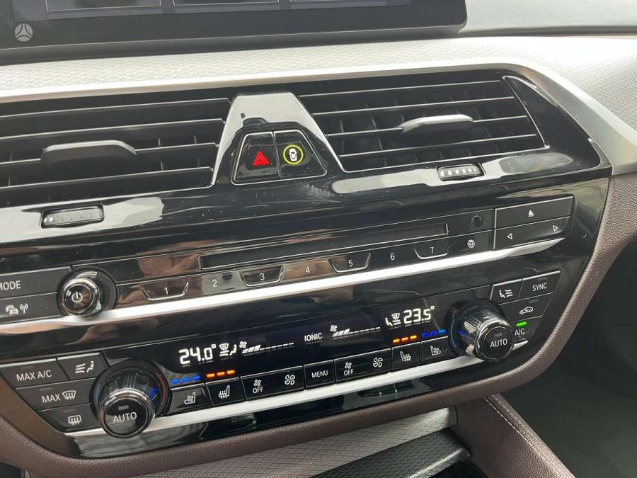 White BMW 540 2018 in Alytus, with an engine capacity of 3.00 L and mileage of 290 thousand km for 18950 €, photo 39 on AUTOMOTO.COM.LV