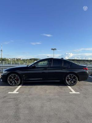 Black BMW 545 2020 in Vilnius, with an engine capacity of 3.00 L and mileage of 100 thousand km for 44000 €, photo 18 on AUTOMOTO.COM.LV