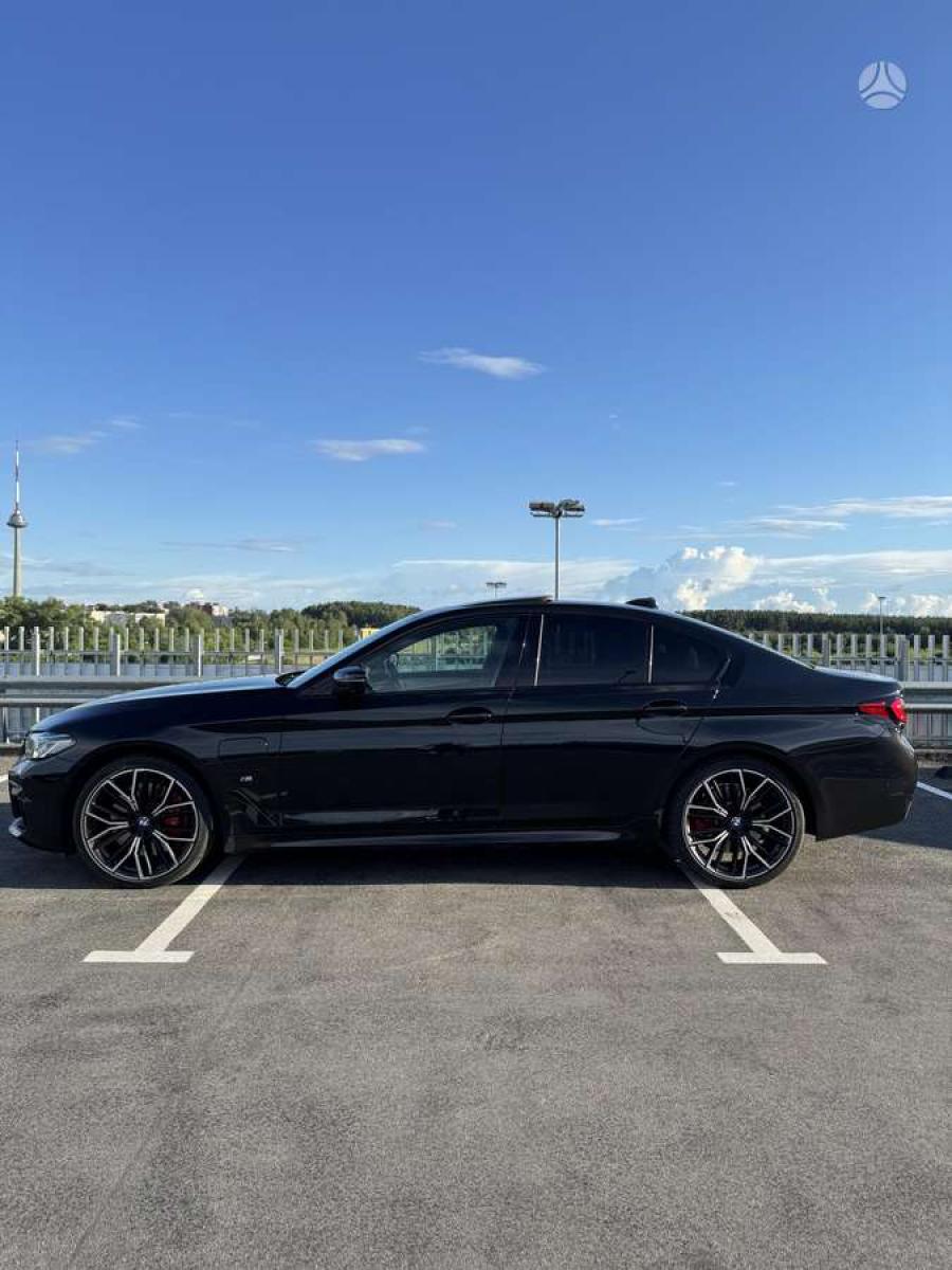 Black BMW 545 2020 in Vilnius, with an engine capacity of 3.00 L and mileage of 100 thousand km for 44000 €, photo 18 on AUTOMOTO.COM.LV