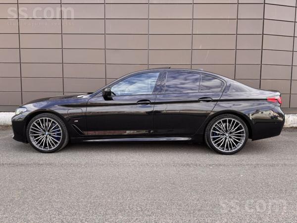 Black BMW 545 2021 in Riga, with an engine capacity of 3.00 L and mileage of 119 thousand km for 43997 €, photo 3 on AUTOMOTO.COM.LV