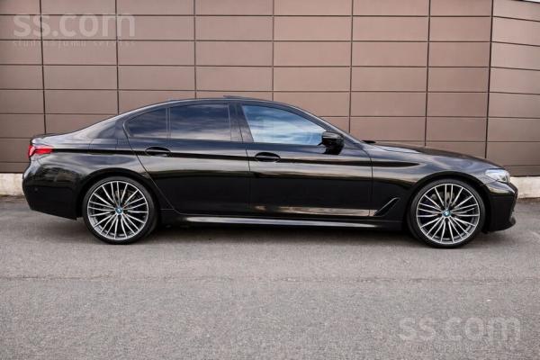 Black BMW 545 2021 in Riga, with an engine capacity of 3.00 L and mileage of 119 thousand km for 43997 €, photo 4 on AUTOMOTO.COM.LV