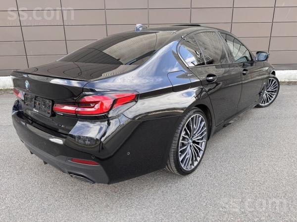 Black BMW 545 2021 in Riga, with an engine capacity of 3.00 L and mileage of 119 thousand km for 43997 €, photo 6 on AUTOMOTO.COM.LV