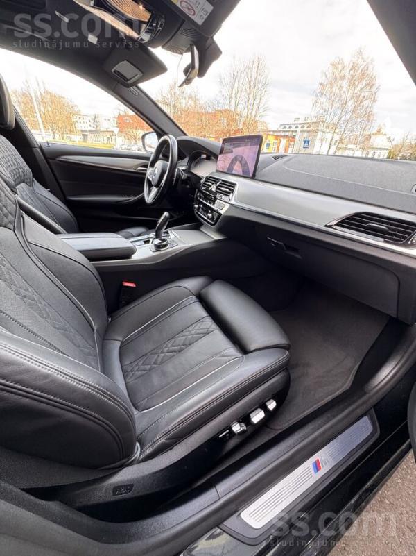 Black BMW 545 2021 in Riga, with an engine capacity of 3.00 L and mileage of 119 thousand km for 43997 €, photo 10 on AUTOMOTO.COM.LV
