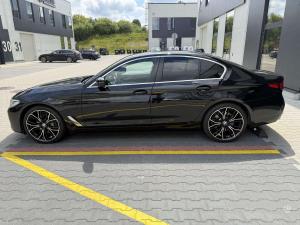Black BMW 545 2021 in Vilnius, with an engine capacity of 3.00 L and mileage of 87 thousand km for 31350 €, photo  on AUTOMOTO.COM.LV