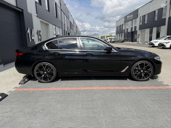 Black BMW 545 2021 in Vilnius, with an engine capacity of 3.00 L and mileage of 87 thousand km for 31350 €, photo 2 on AUTOMOTO.COM.LV