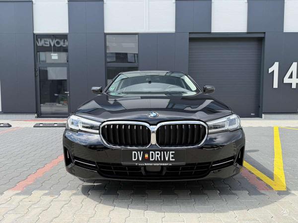 Black BMW 545 2021 in Vilnius, with an engine capacity of 3.00 L and mileage of 87 thousand km for 31350 €, photo 3 on AUTOMOTO.COM.LV