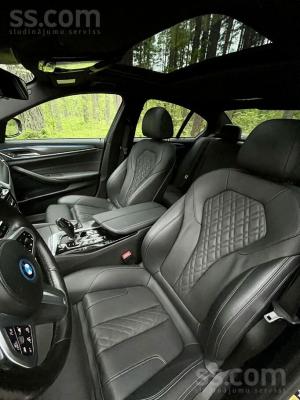 Black BMW 545 2022 in Riga, with an engine capacity of 3.00 L and mileage of 158 thousand km for 39900 €, photo 7 on AUTOMOTO.COM.LV