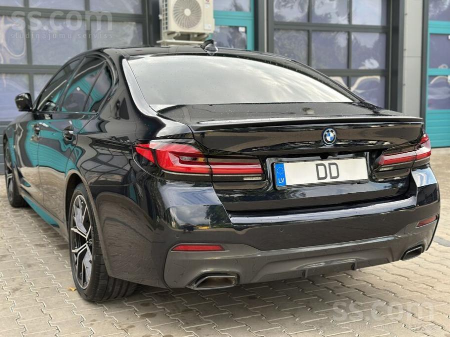 Black BMW 545 2022 in Riga, with an engine capacity of 3.00 L and mileage of 89 thousand km for 42900 €, photo 3 on AUTOMOTO.COM.LV