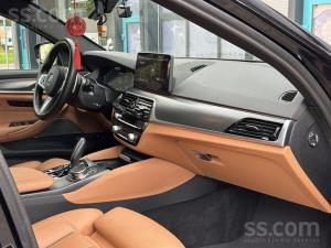 Black BMW 545 2022 in Riga, with an engine capacity of 3.00 L and mileage of 89 thousand km for 42900 €, photo 9 on AUTOMOTO.COM.LV