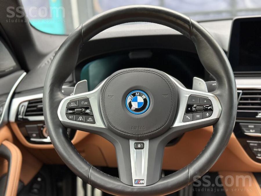 Black BMW 545 2022 in Riga, with an engine capacity of 3.00 L and mileage of 89 thousand km for 42900 €, photo 12 on AUTOMOTO.COM.LV