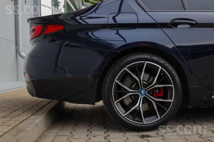 Melns BMW 545 2022 Rīga, ar dzinēja tilpumu 3.00 L un nobraukumu 89 tūkst. km par 41995 €, foto 12 vietnē AUTOMOTO.COM.LV