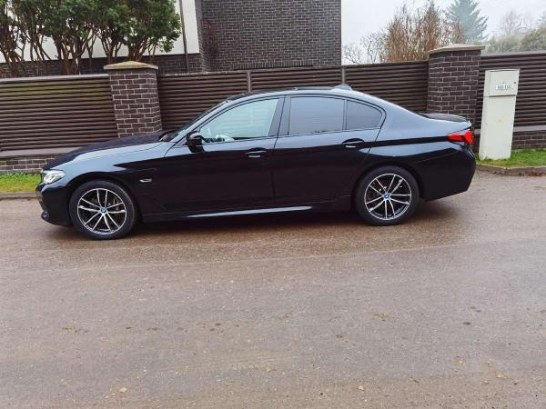 Melns BMW 545 2023 Kauņa, ar dzinēja tilpumu 3.00 L un nobraukumu 172 tūkst. km par 24800 €, foto 2 vietnē AUTOMOTO.COM.LV