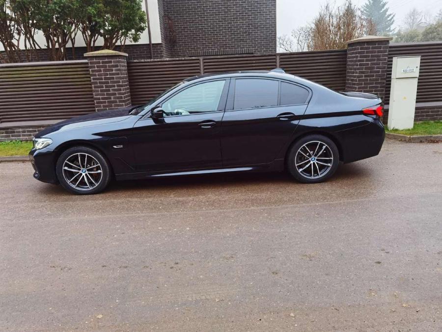Melns BMW 545 2023 Kauņa, ar dzinēja tilpumu 3.00 L un nobraukumu 172 tūkst. km par 24800 €, foto 2 vietnē AUTOMOTO.COM.LV