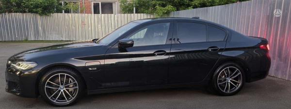 Black BMW 545 2023 in Kaunas, with an engine capacity of 3.00 L and mileage of 177 thousand km for 33500 €, photo 7 on AUTOMOTO.COM.LV