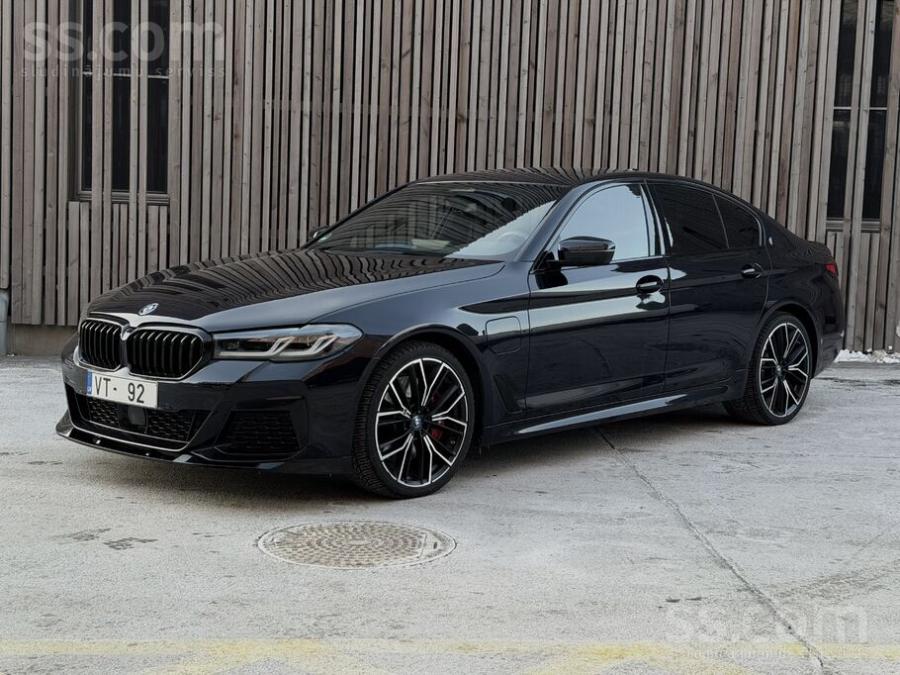Blue BMW 545 2022 in Riga, with an engine capacity of 3.00 L and mileage of 69 thousand km for 45000 €, photo 3 on AUTOMOTO.COM.LV