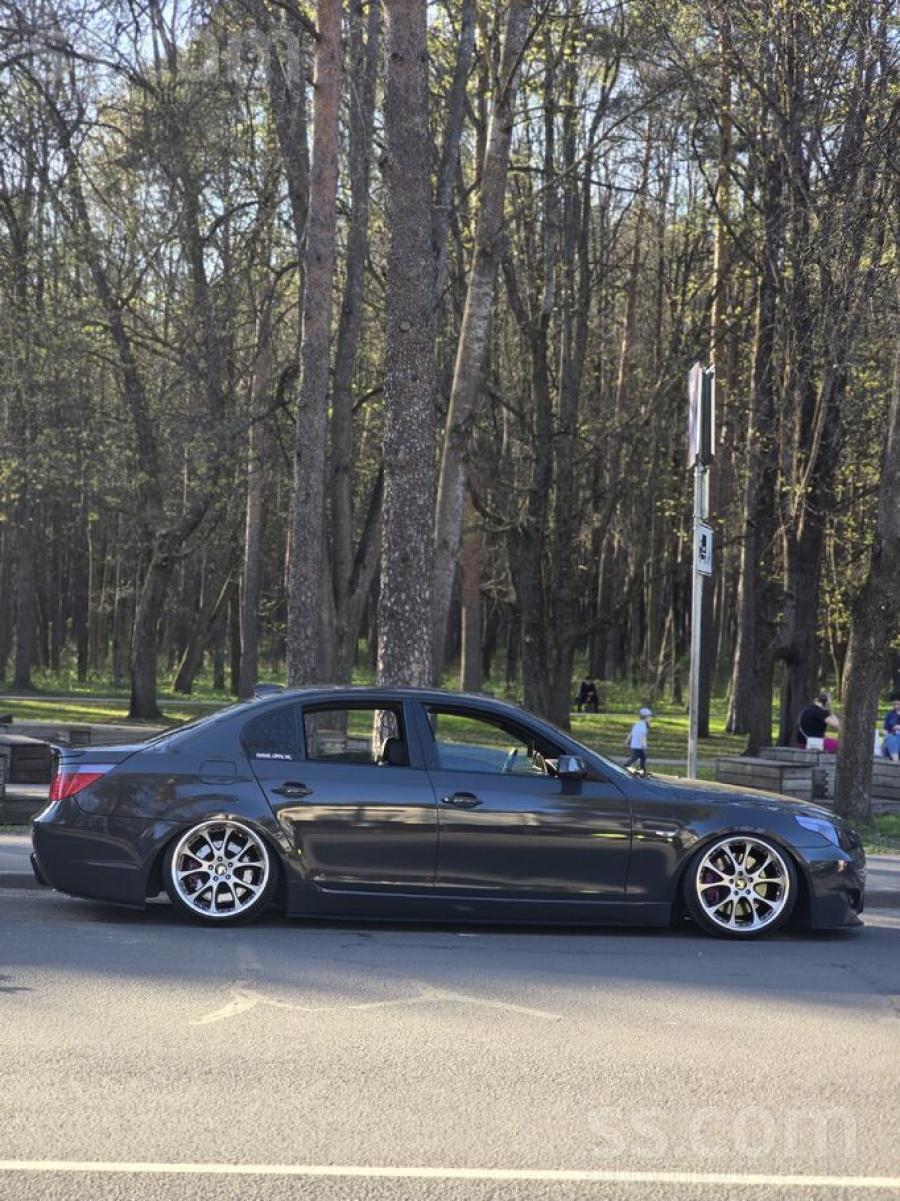 Pelēks BMW 545 2004 Rīga, ar dzinēja tilpumu 4.40 L un nobraukumu 210 tūkst. km par 12500 €, foto 3 vietnē AUTOMOTO.COM.LV