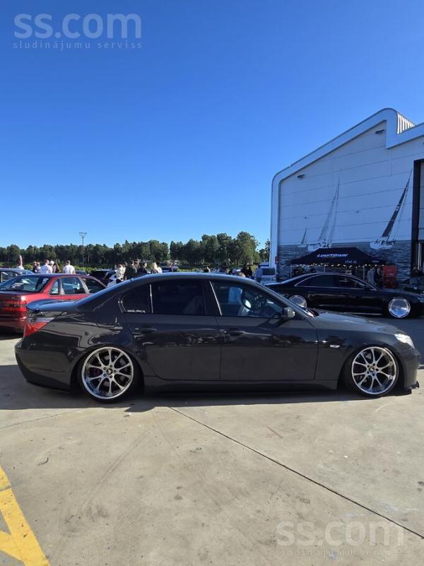 Grey BMW 545 2004 in Riga, with an engine capacity of 4.40 L and mileage of 210 thousand km for 11995 €, photo 7 on AUTOMOTO.COM.LV