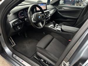 Grey BMW 545 2021 in Kaunas, with an engine capacity of 3.00 L and mileage of 130 thousand km for 34771 €, photo 10 on AUTOMOTO.COM.LV