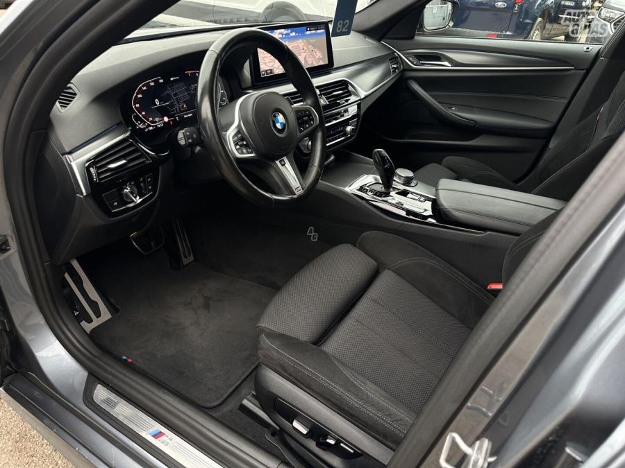 Grey BMW 545 2021 in Kaunas, with an engine capacity of 3.00 L and mileage of 130 thousand km for 34771 €, photo 10 on AUTOMOTO.COM.LV