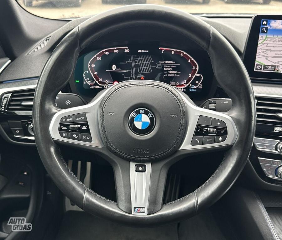 Grey BMW 545 2021 in Kaunas, with an engine capacity of 3.00 L and mileage of 130 thousand km for 34771 €, photo 16 on AUTOMOTO.COM.LV